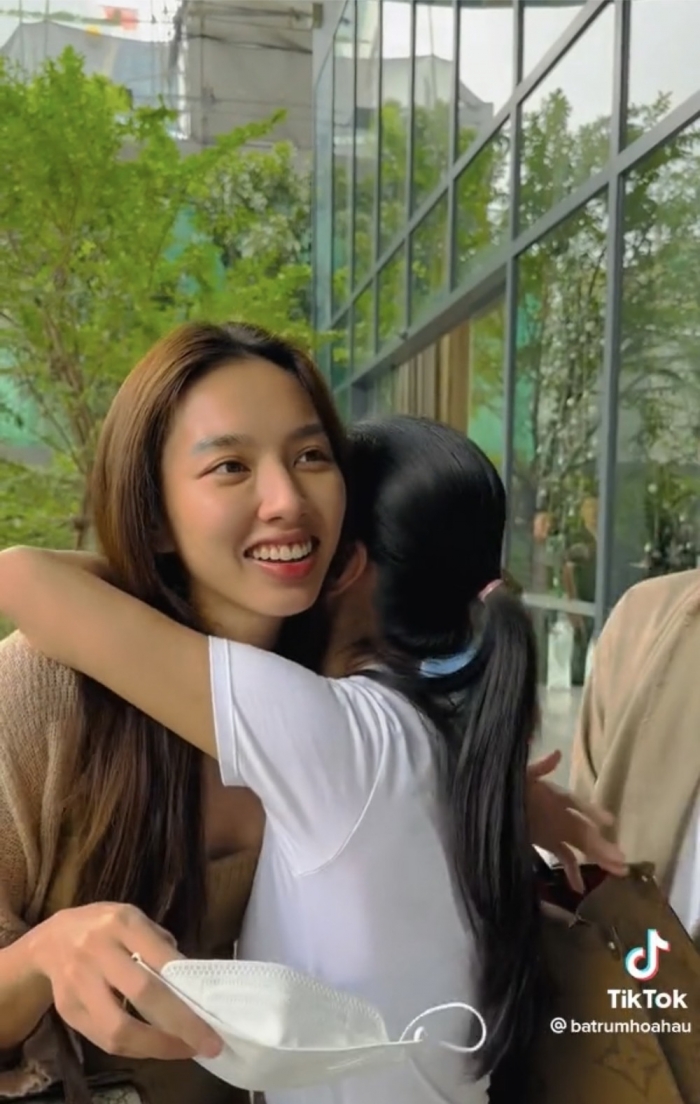 Tổng giám đốc Sen Vàng ‘đứng hình’ khi nhìn thấy mặt mộc của Hoa hậu Thùy Tiên tại sân bay Thái Lan